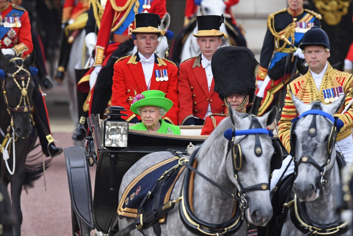 Photo : La reine Elizabeth II (dans un ensemble Stewart Parvin) et le ...
