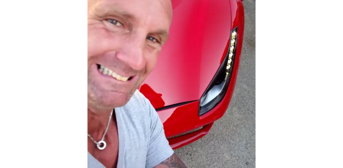 Photo : Pascal (Koh-Lanta 2016) s'amuse avec une Ferrari. Juin 2016 ...