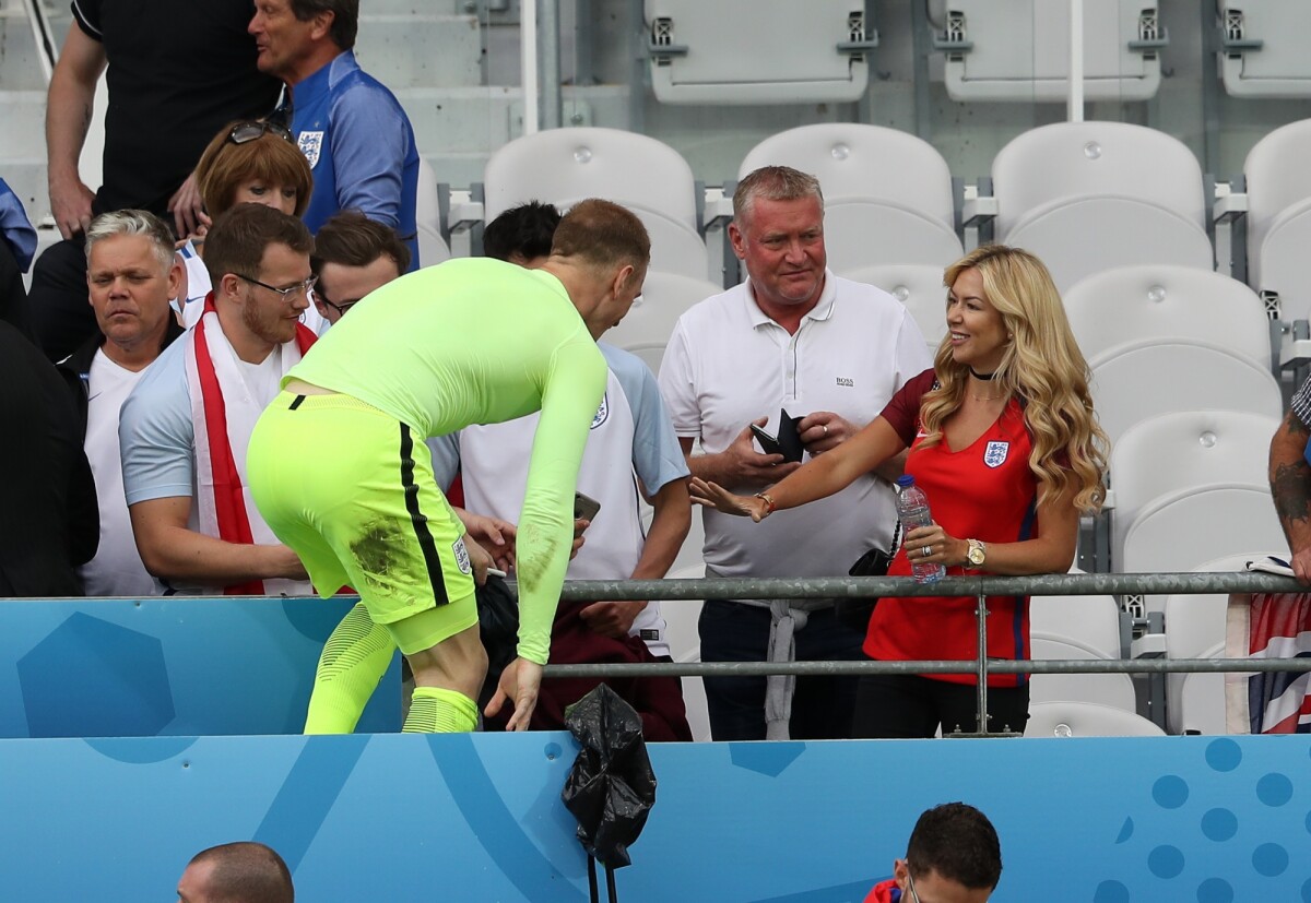 Photo : Joe Hart rejoint sa compagne Kimberly Crew en tribunes à la fin ...