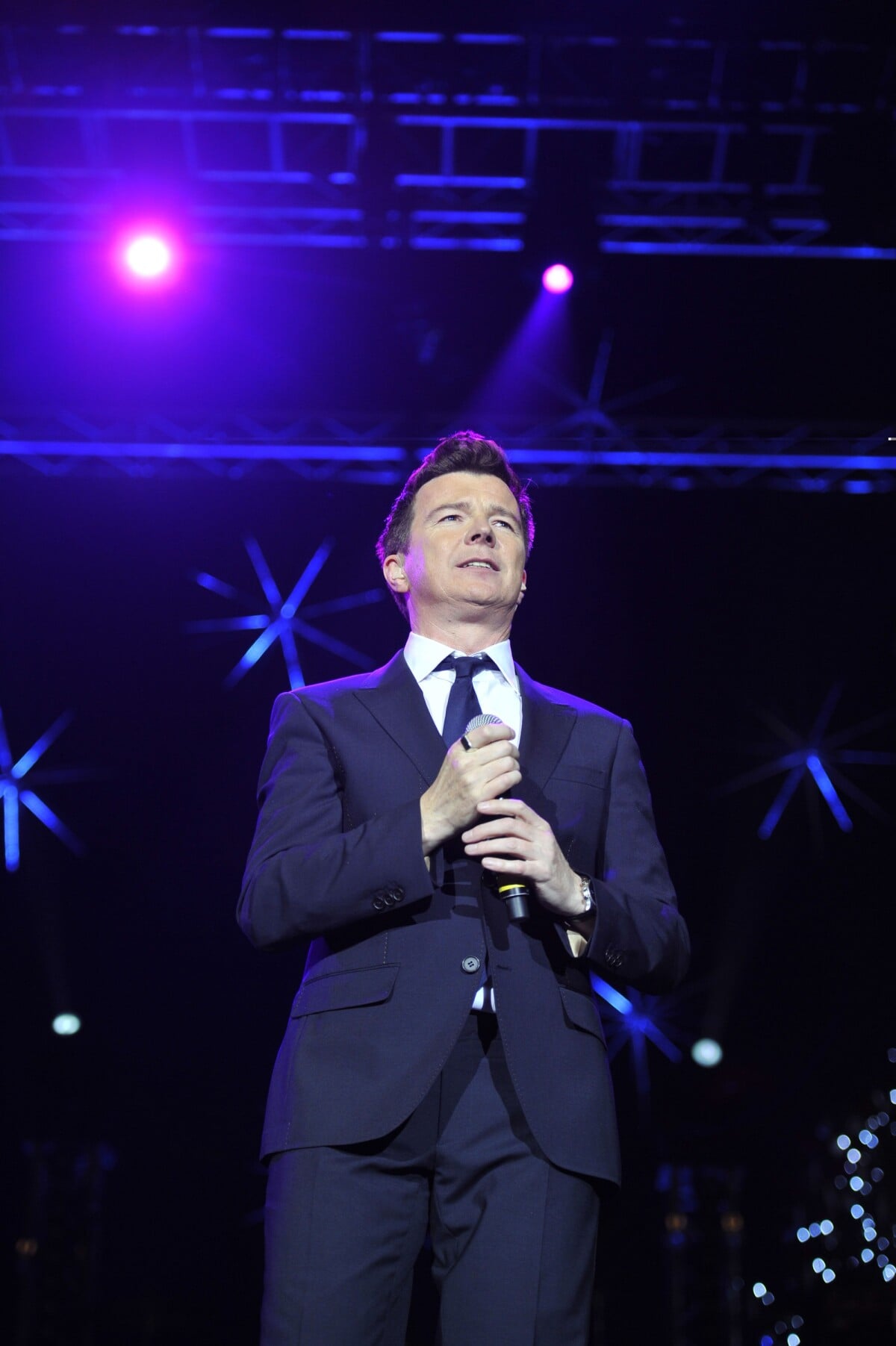 Photo : Rick Astley en concert à Londres le 21 décembre 2012 - Purepeople