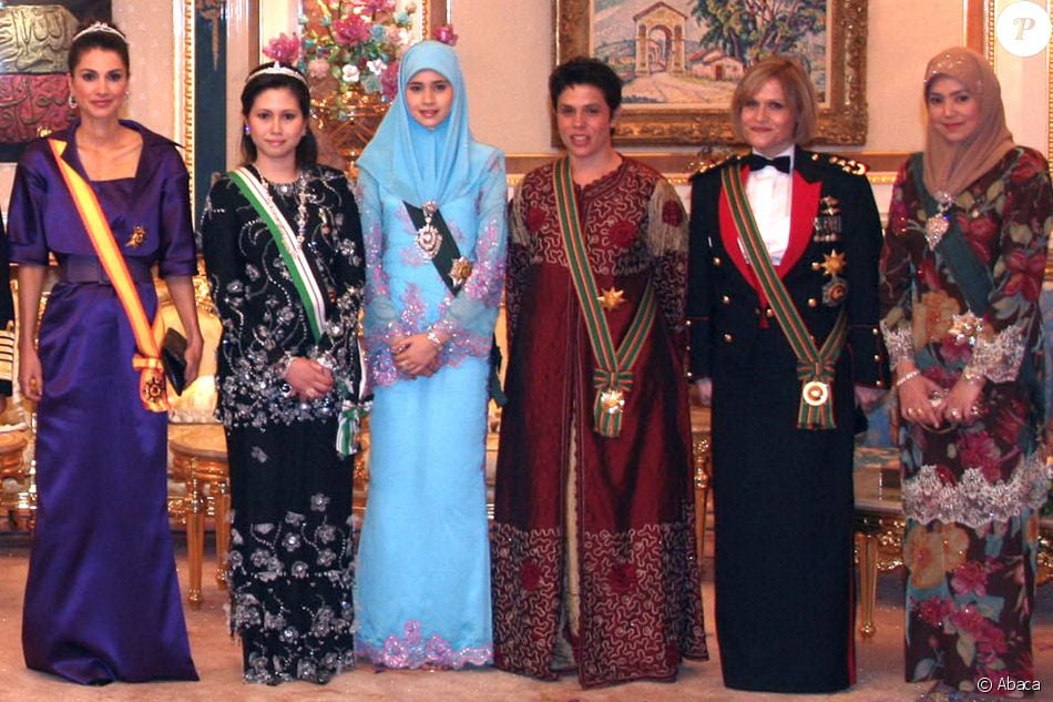 La princesse Aisha de Jordanie (2e en partant de la droite) avec sa ...