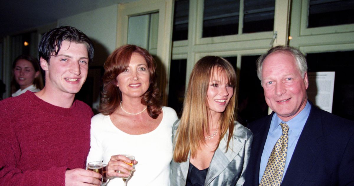 Kate Moss entourée de ses parents Linda et Peter, et de son frere Nick ...