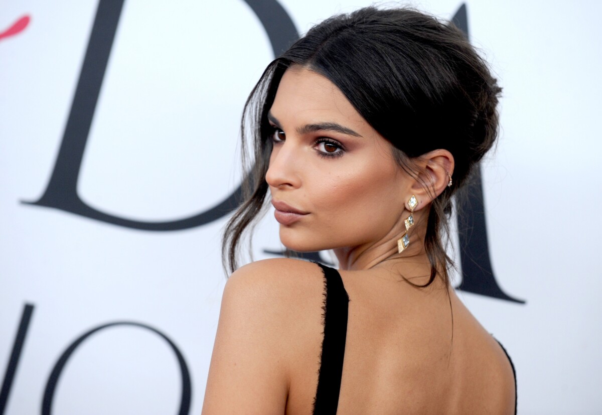 Photo : Emily Ratajkowski attending the 2016 CFDA Fashion Awards in ...