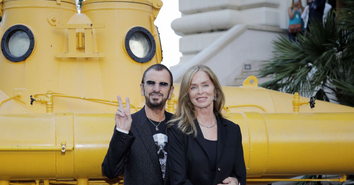 Ringo Starr et son épouse Barbara posent devant un sous-marin jaune ... Ringo Starr et son épouse Barbara posent devant un sous-marin jaune ...