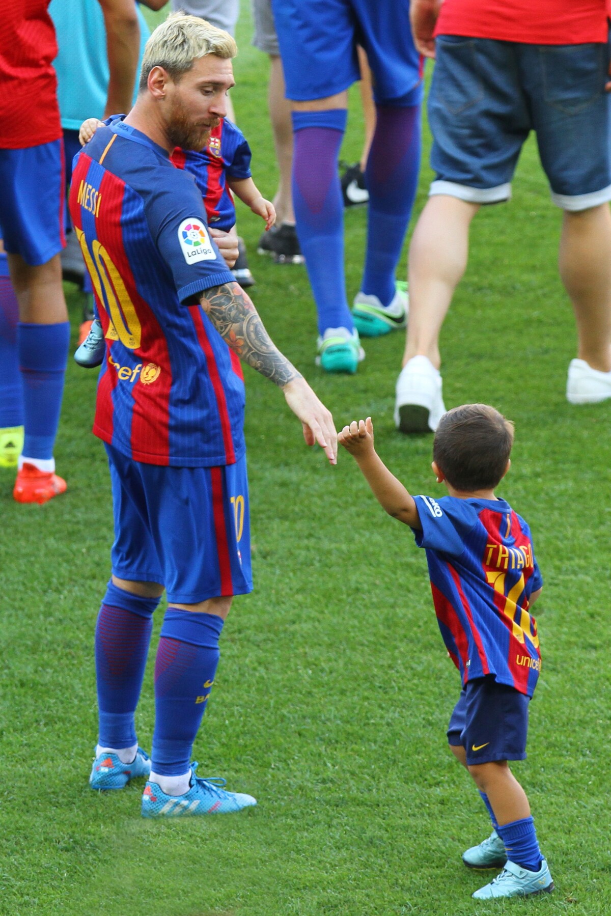 Photo : Lionel Messi et ses enfants Thiago et Matéo - Match FC ...