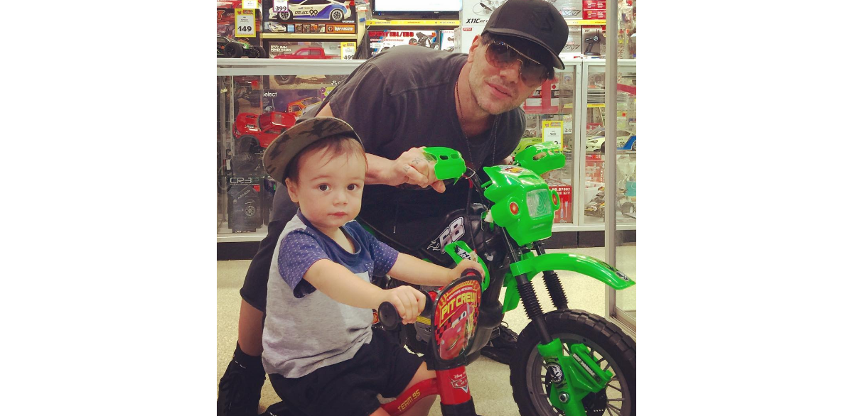 Photo : Criss Angel et son fils Johnny, deux ans, atteint d'un cancer. Photo publiée sur ...