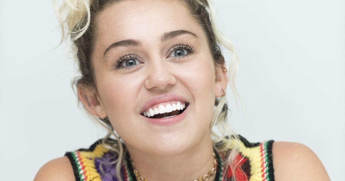 Miley Cyrus en conférence de presse pour la série tv Crisis in Six ...