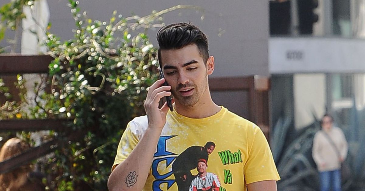 Joe Jonas va déjeuner avec un ami à West Hollywood. Los Angeles, le 12 ...