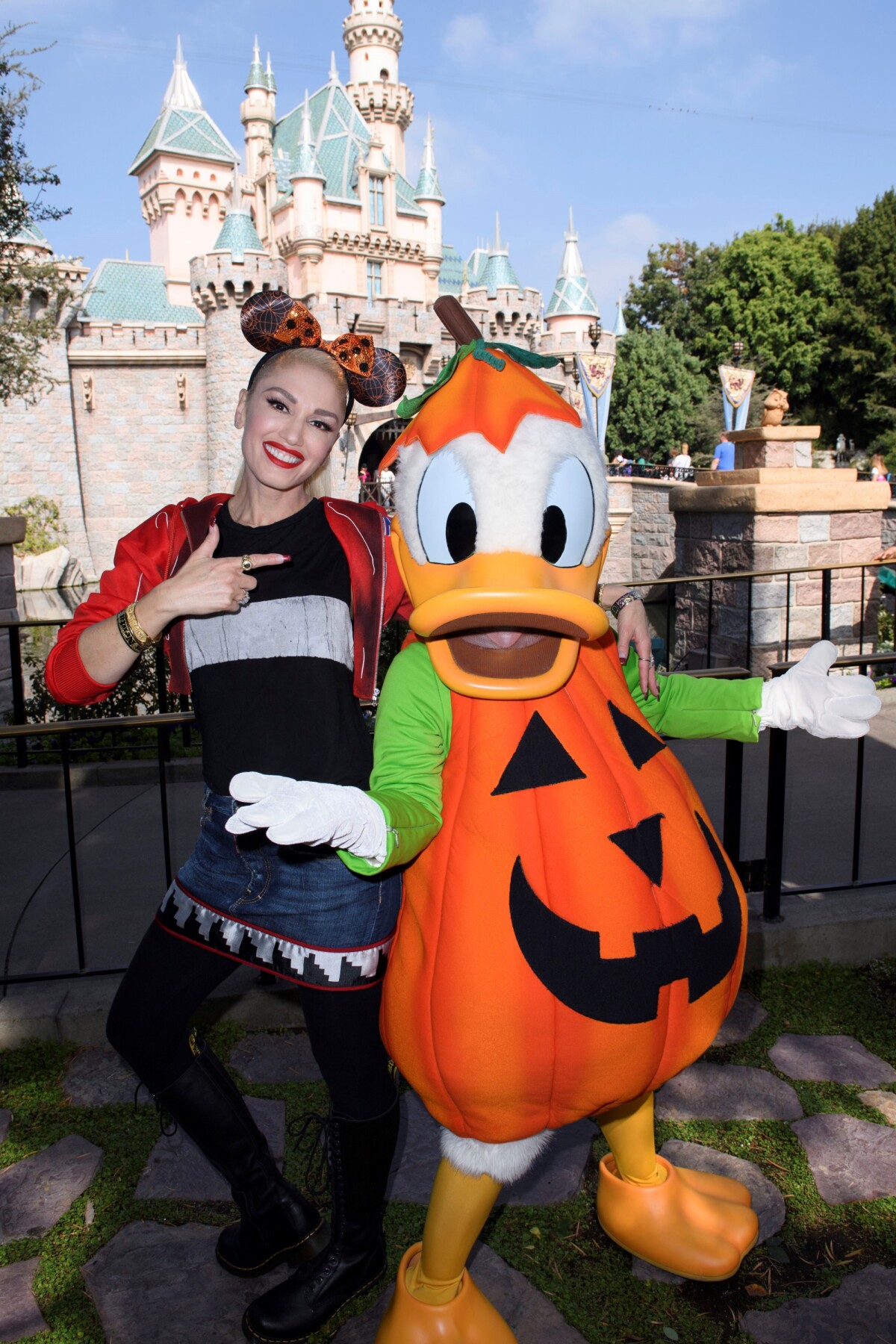 Photo : Gwen Stefani pose avec Donald pour Halloween à Disney Land à ...