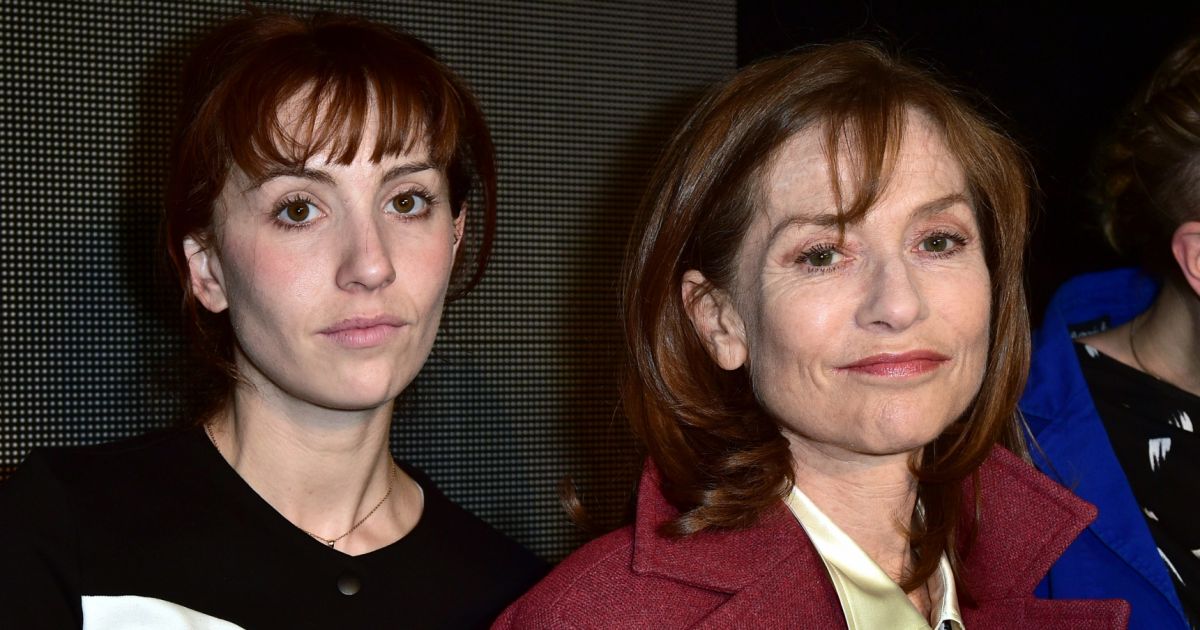 Isabelle Huppert et sa fille Lolita Chammah au défilé de mode Agnès b ...