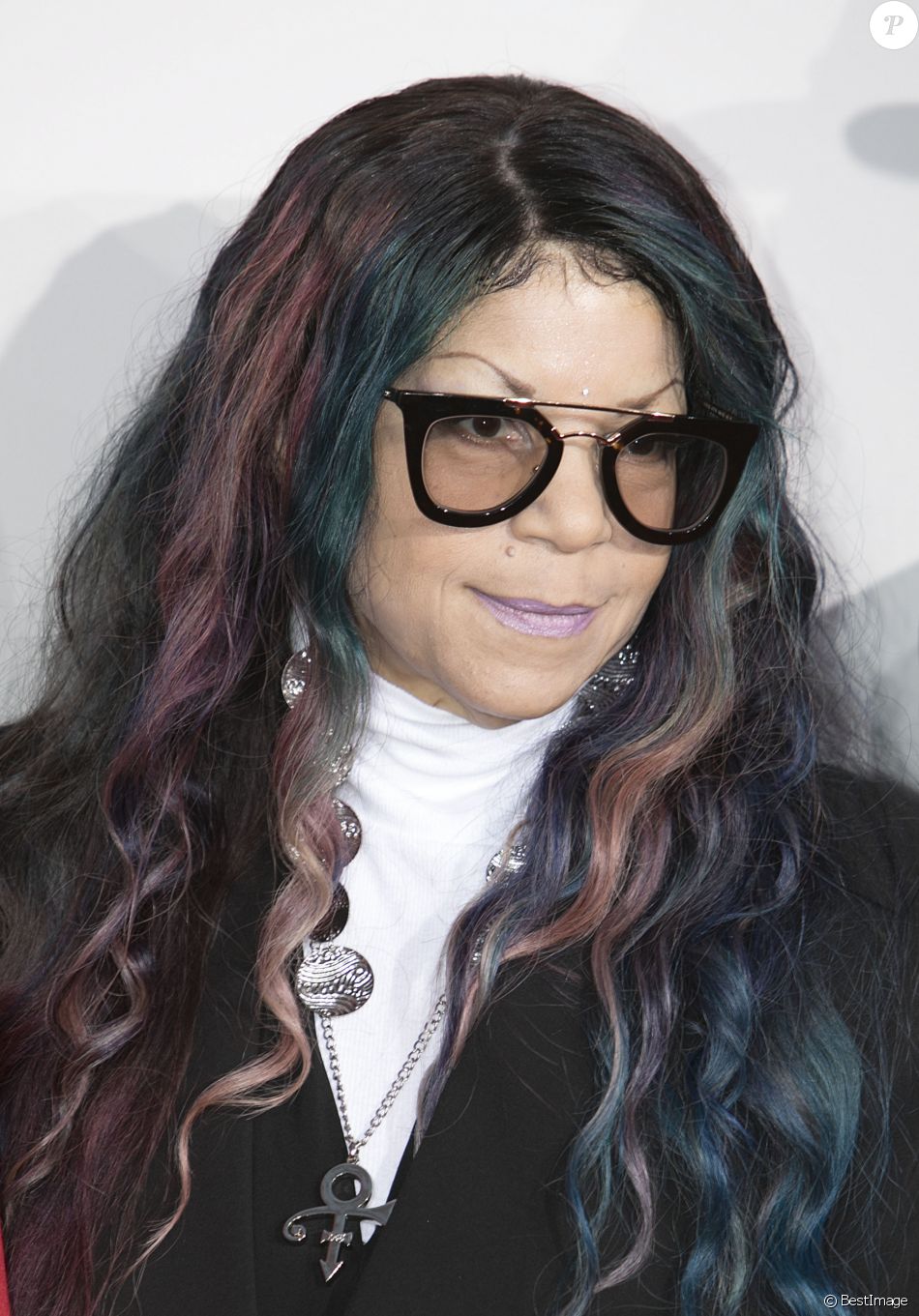 Tyka Nelson sur le tapis rouge des American Music Awards 2016 au ...