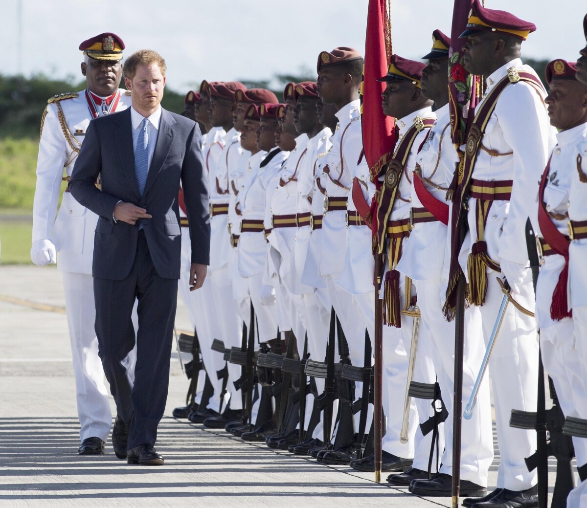 Photo : Le prince Harry inspecte la garde d'honneur à son arrivée à l ...