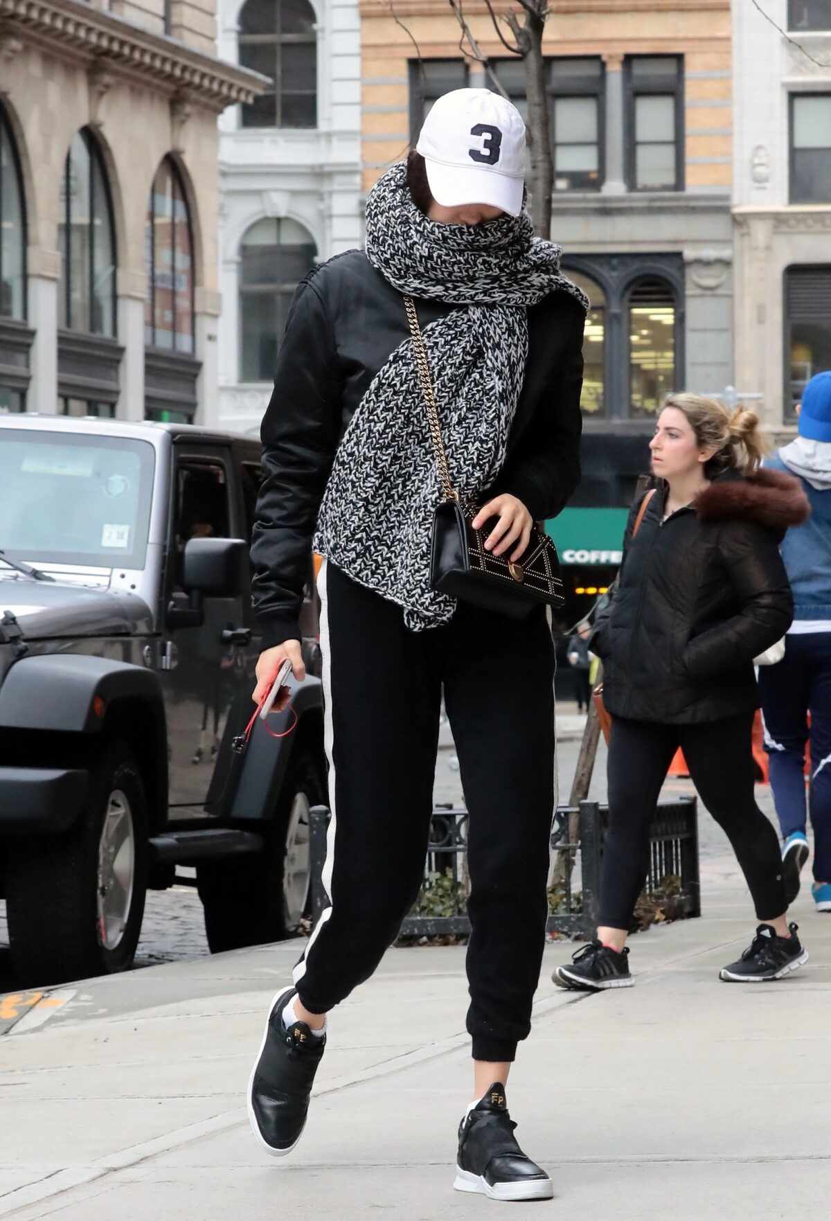 Photo : Bella Hadid, emmitouflée et dévastée par l'annonce de la ...