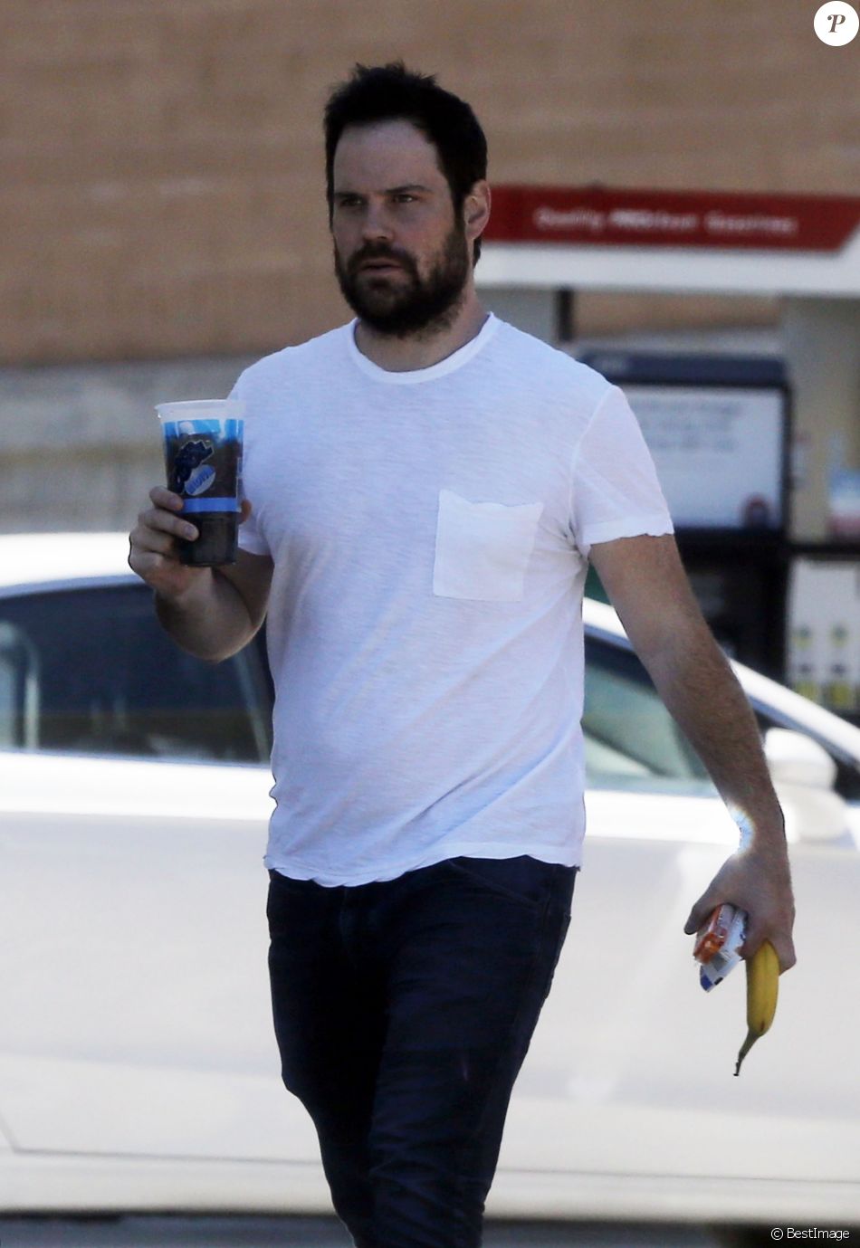 Exclusif - Mike Comrie achète une boisson à emporter dans une station ...