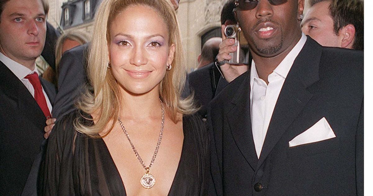 Jennifer Lopez et Puff Daddy au défilé Versace à Paris en juillet 2000 ...