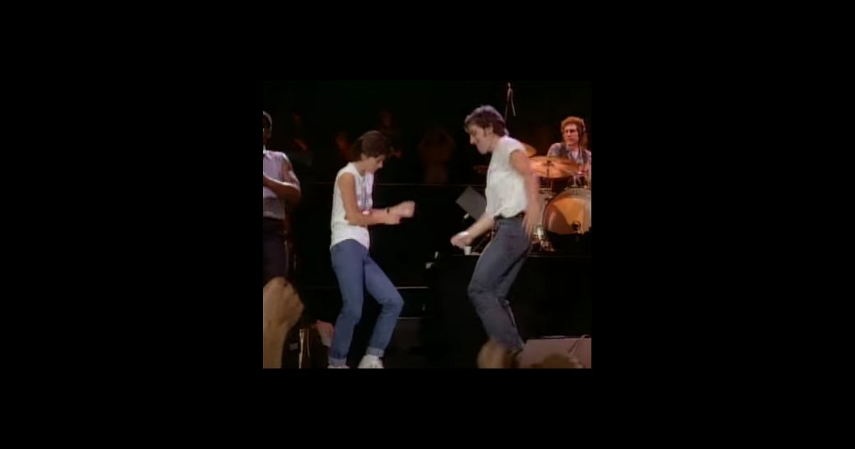 Courteney Cox apparaît dans le clip Dancing in the Dark de Bruce ...