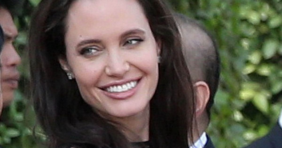 Angelina Jolie, radieuse et souriante, rend visite au roi du Cambodge ... Angelina Jolie, radieuse et souriante, rend visite au roi du Cambodge ...