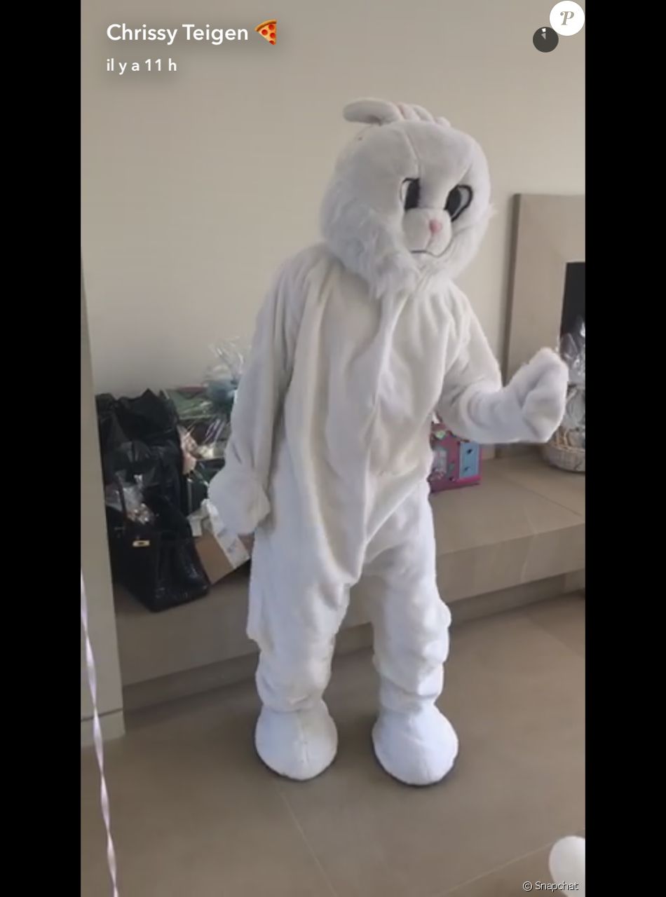 John Legend déguisé en lapin pour les fêtes de Pâques 2017 - Purepeople