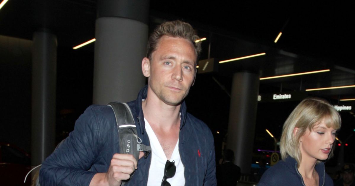 Taylor Swift et son compagnon Tom Hiddleston arrive à l'aéroport de LAX ...