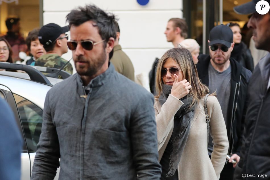 Jennifer Aniston et son mari Justin Theroux sortent de la boutique ...
