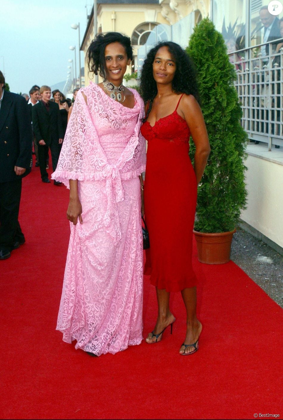 Karine et sa soeur Virginie Silla à Cabourg en 2003. - Purepeople