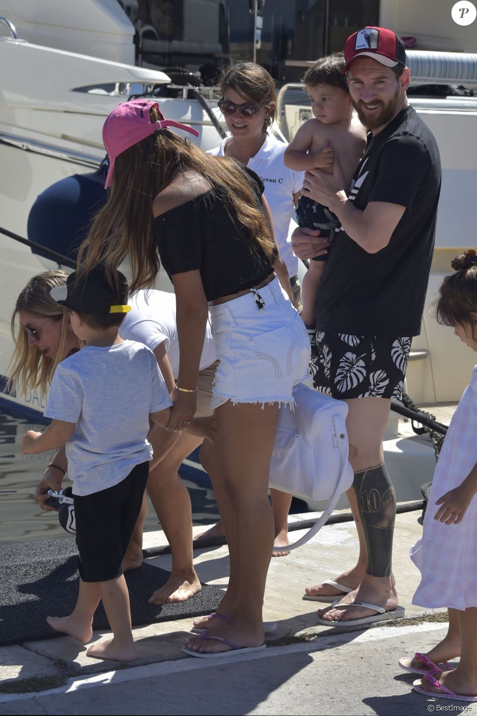 Lionel Messi, sa femme Antonella Rocuzzo avec leurs fils Mateo et ...