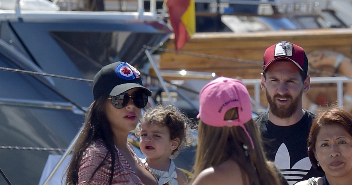 Lionel Messi, sa femme Antonella Rocuzzo (de dos) et Daniella Semaan la ...