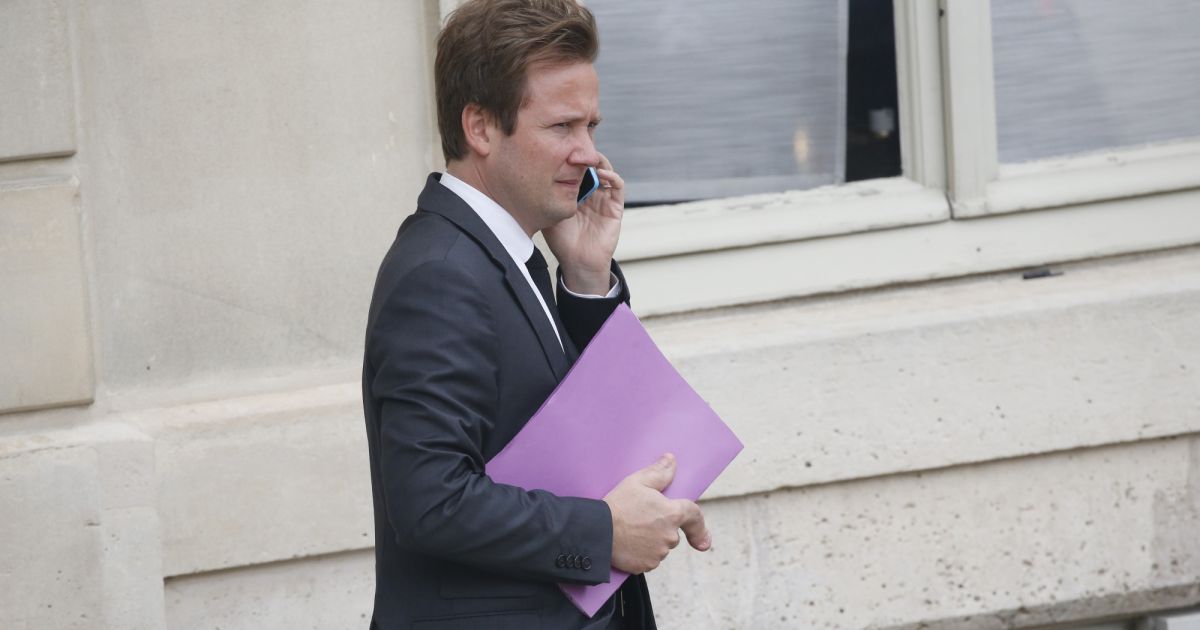 Boris Vallaud à la sortie du conseil des ministres, le dernier avant ...