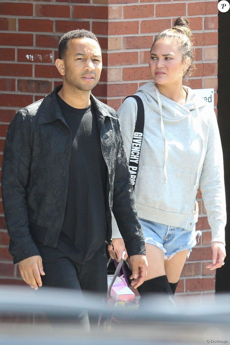 John Legend et sa femme Chrissy Teigen font du shopping à Boston avant ...