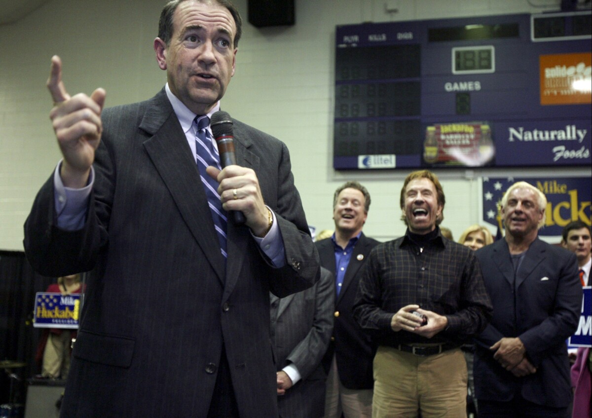 Photo : Chuck Norris et Ric Flair assistant à un discours de Mike Huckabee le 17 janvier 2008 à ...