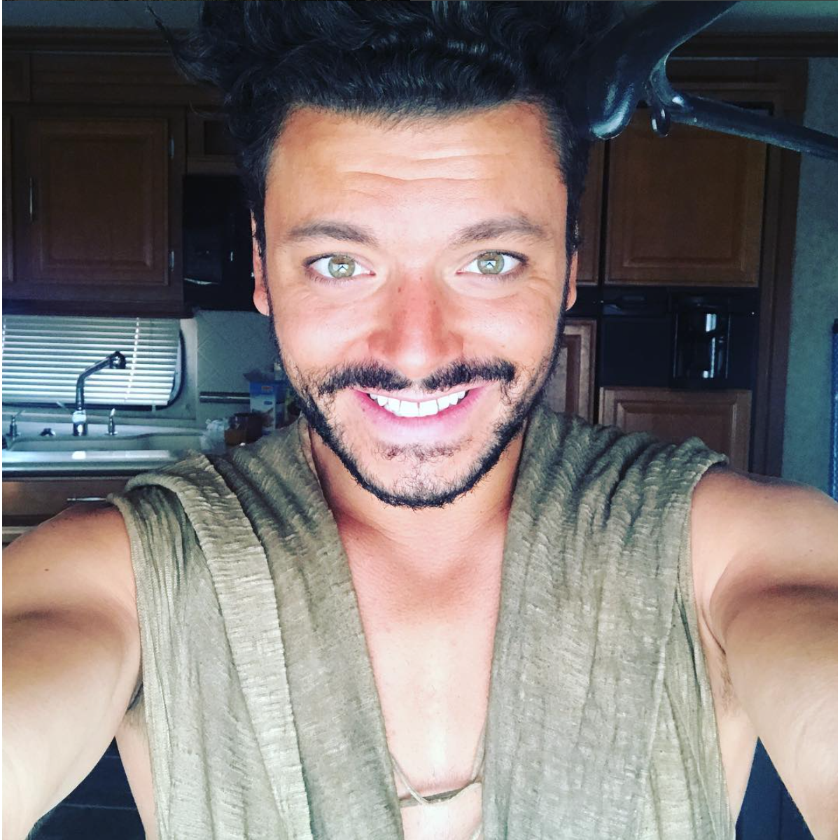 Photo : Kev Adams sur le tournage d'"Alad 2". Août 2017. - Purepeople