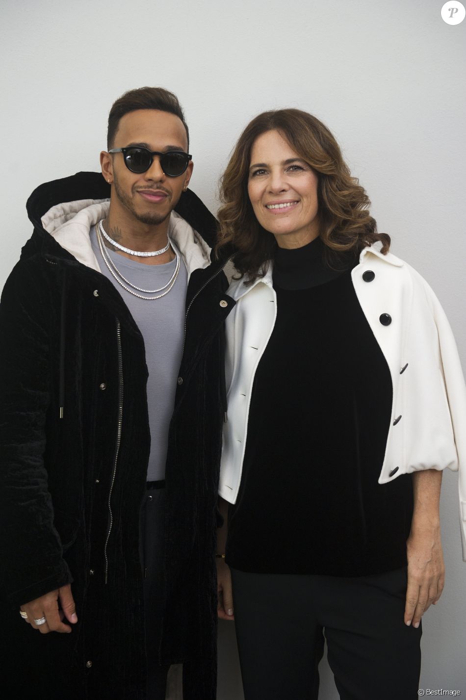 Lewis Hamilton et Roberta Armani lors du défilé de mode printemps-été ...