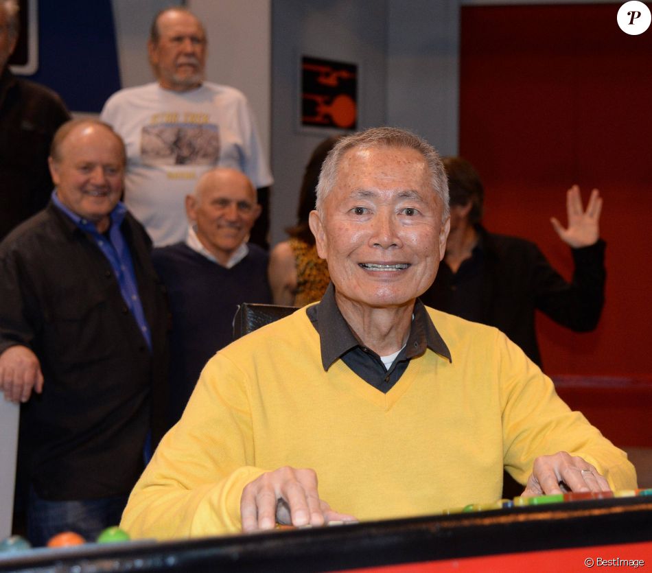 George Takei qui joue Hikaru Sulu dans la série originale Star Trek ...