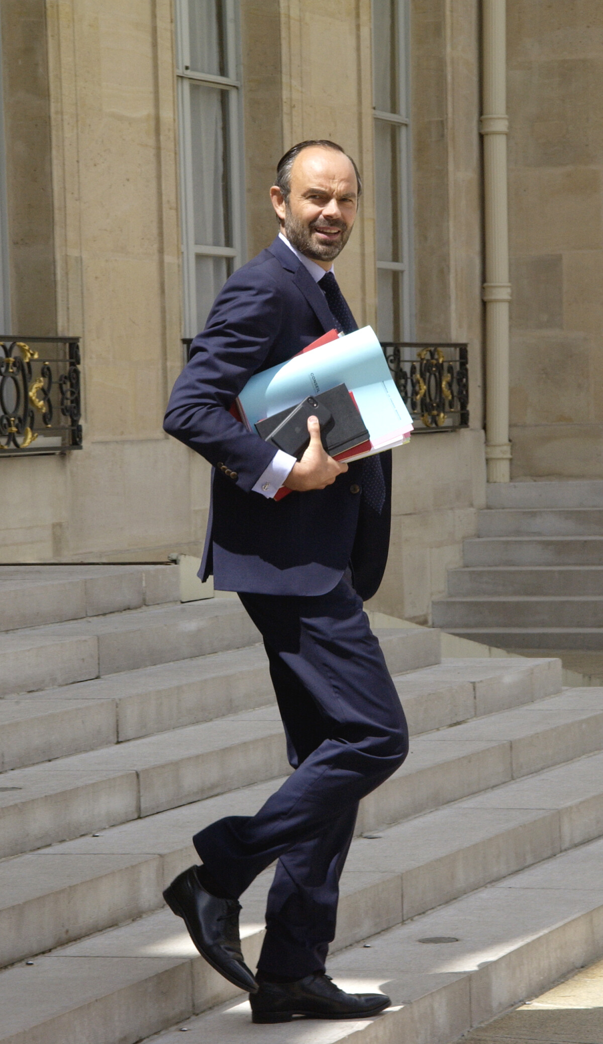 Photo : Le premier ministre Edouard Philippe sortant du conseil des ...