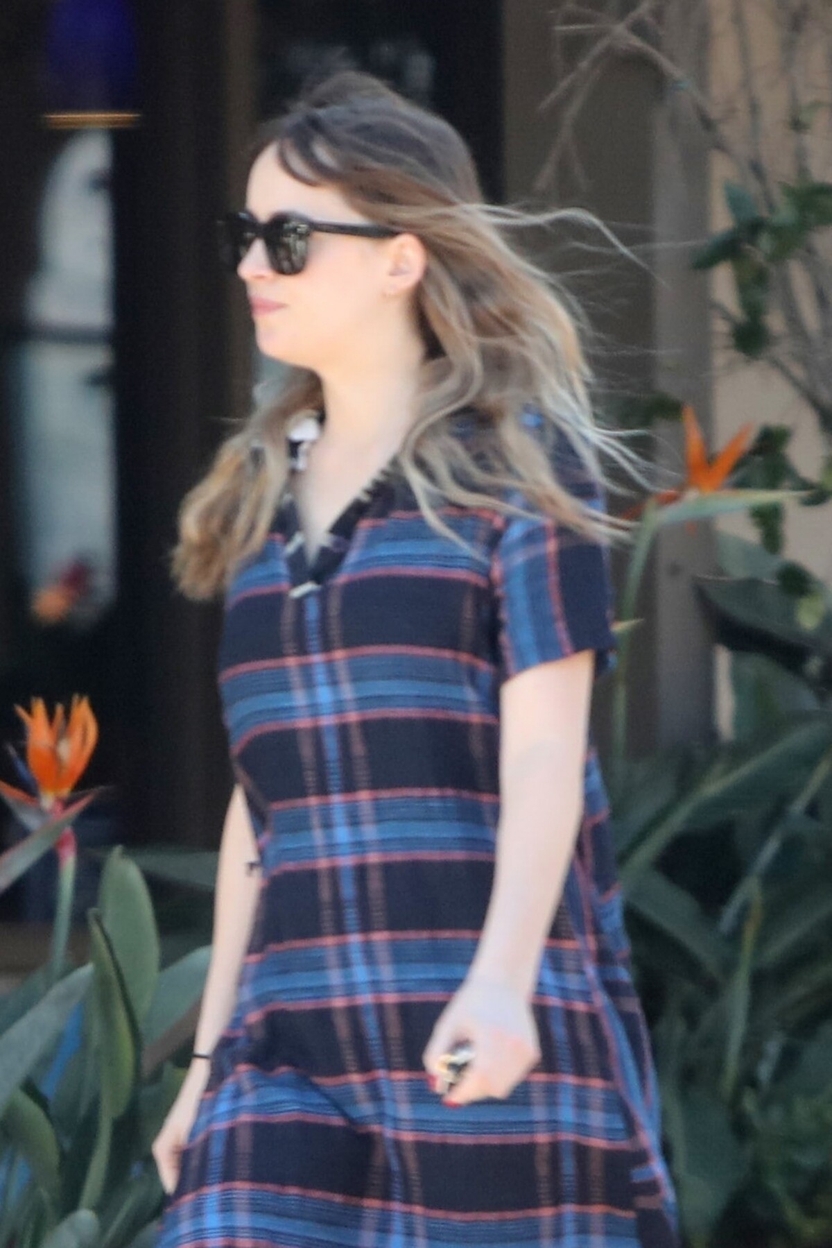 Photo : Exclusif - Dakota Johnson est allée chercher des journaux et ...