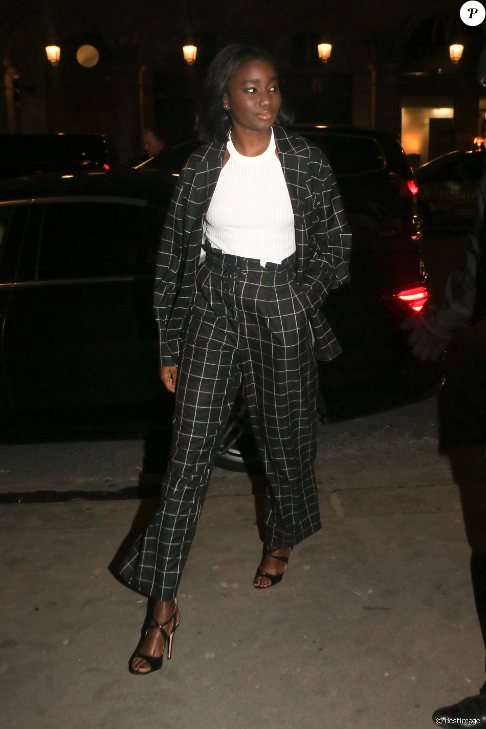 Karidja Touré arrive au défilé H&M Studio, collection prêt-à-porter ...