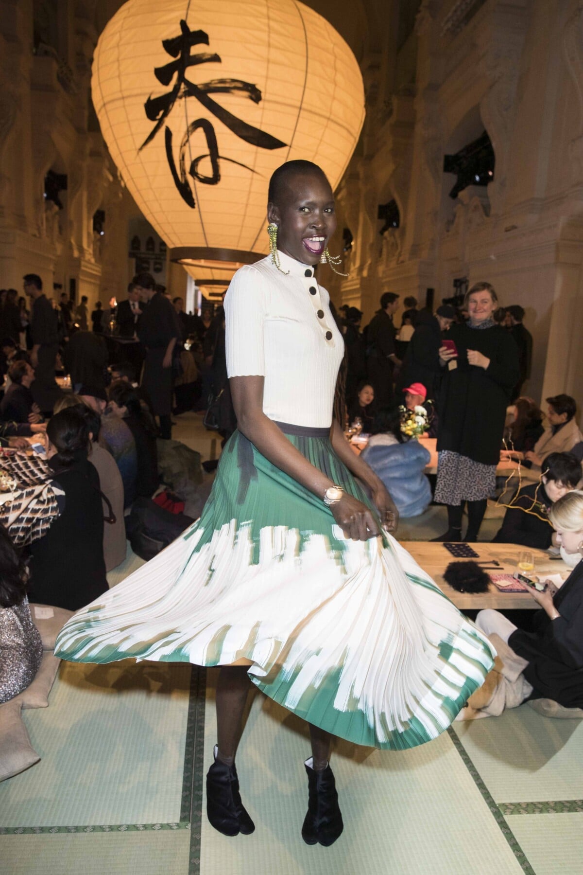 Photo : Alek Wek au défilé "H&M Studio", collection prêt-à-porter ...