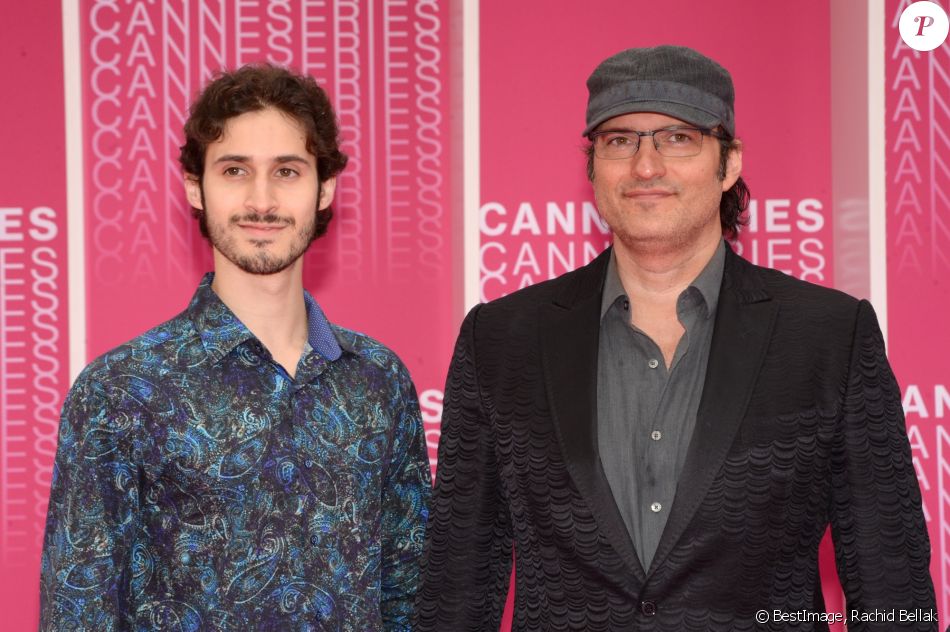 Robert Rodriguez et son fils Racer Rodriguez durant le Pink Carpet des séries Aqui En La Tierra ...