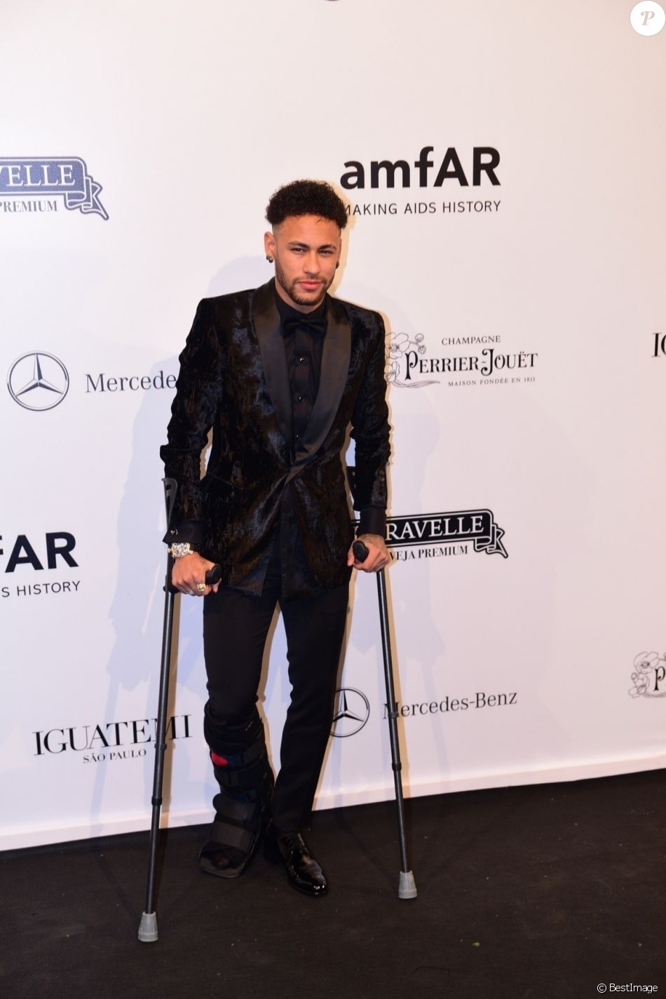 Neymar Jr, à béquilles, lors du gala de l'amfAR à São Pulo au Brésil le ...