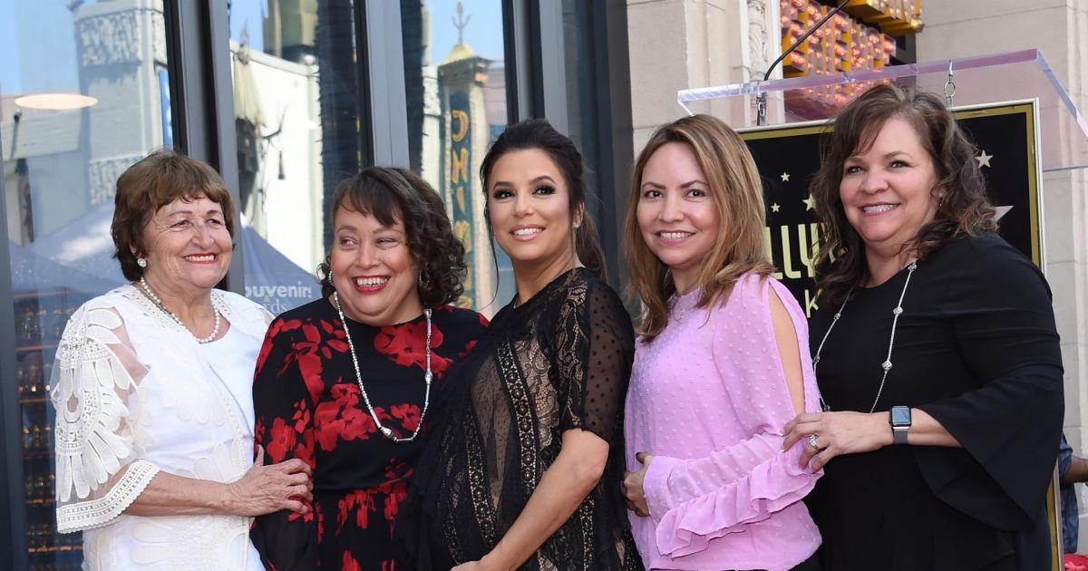 Eva Longoria avec sa mère Ella Eva Mireles et ses soeurs Esmeralda ...