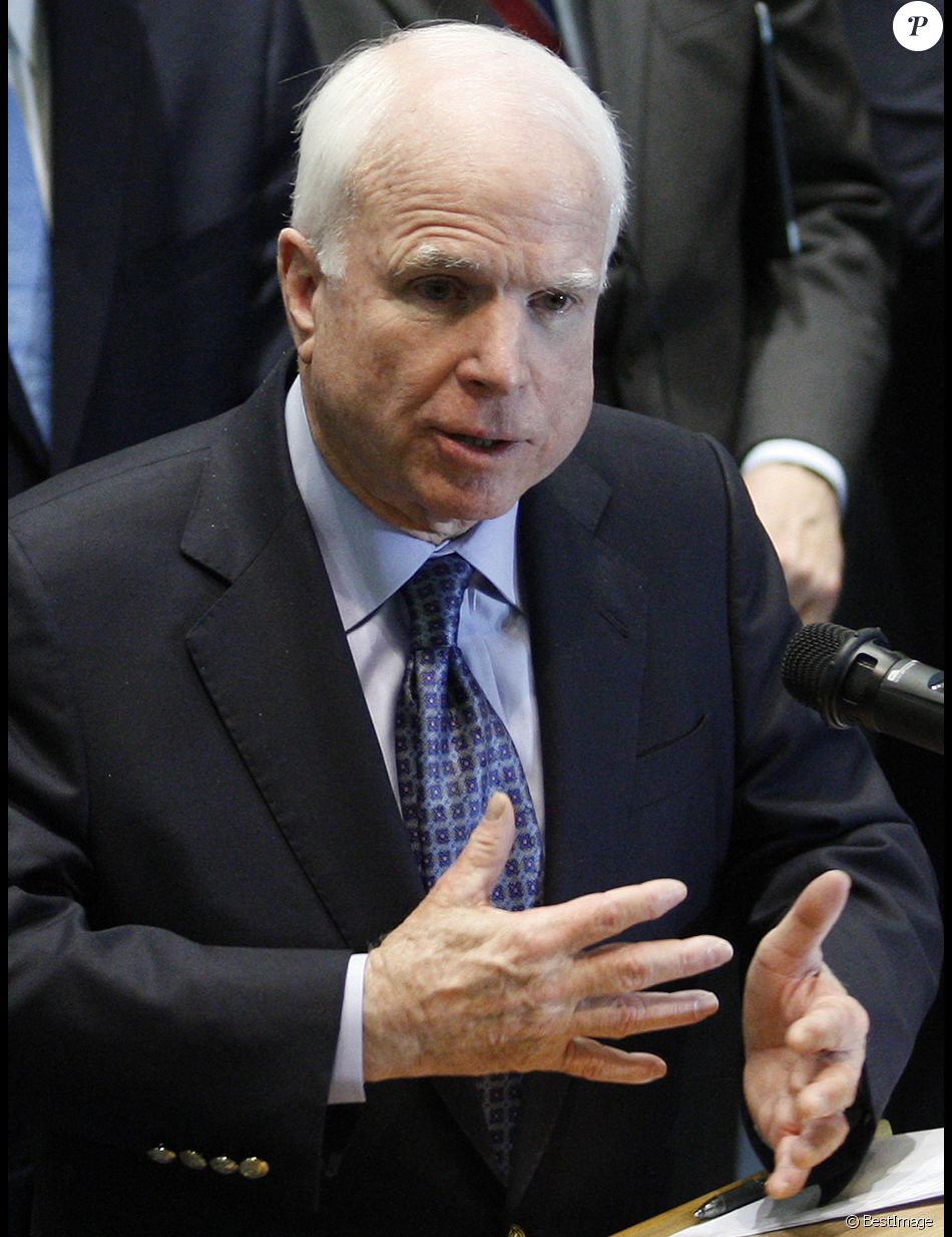 Le sénateur américain John McCain tient une conférence de presse ...