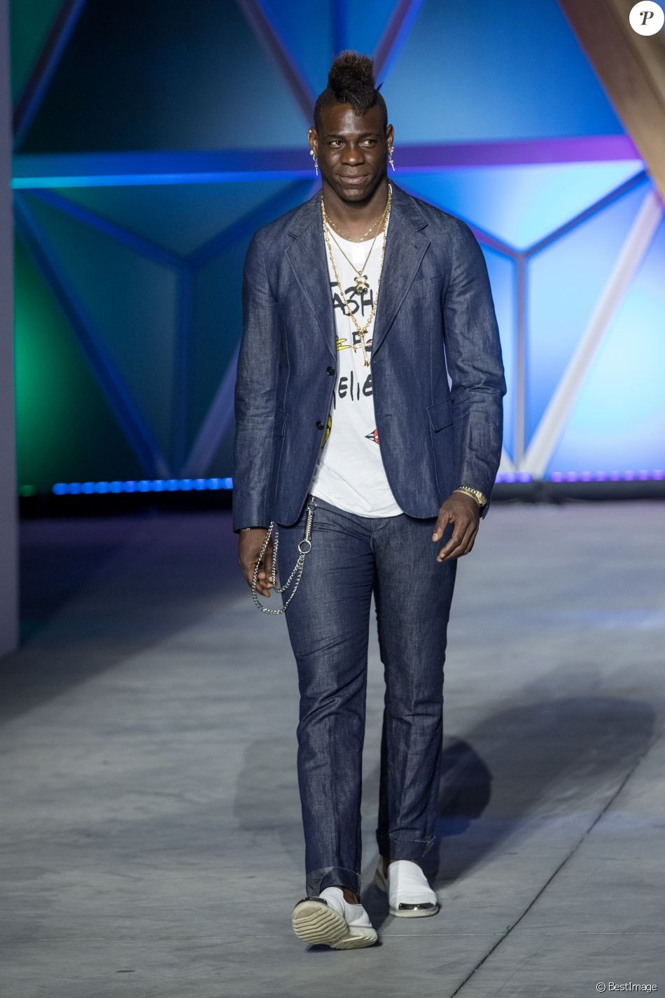 Mario Balotelli lors du défilé de mode Fashion For Relief lors du ...