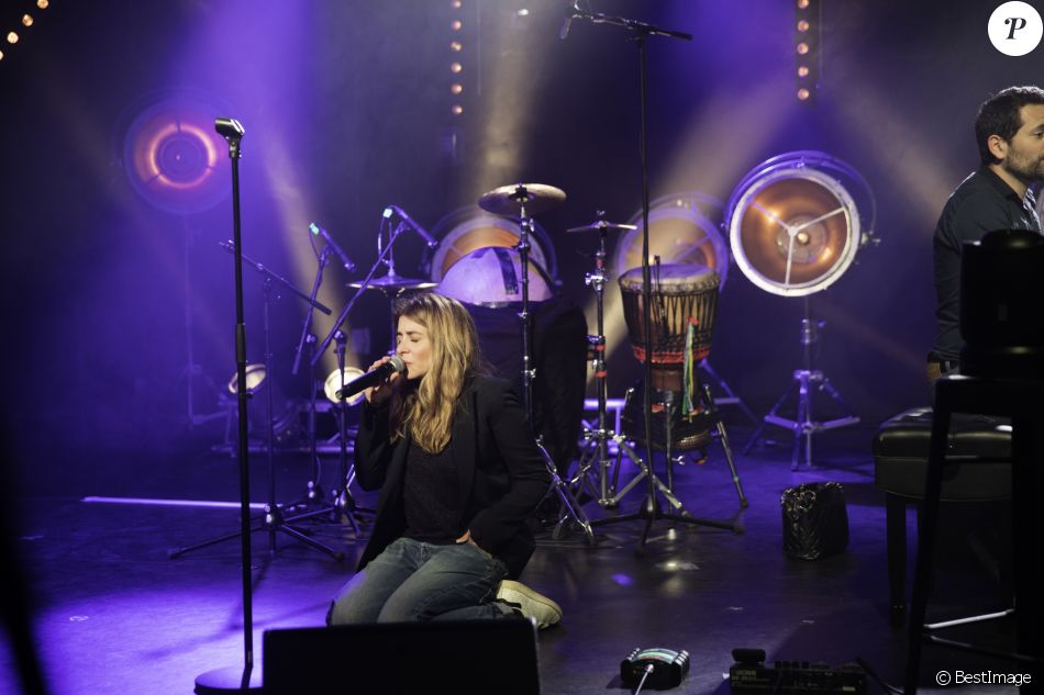 La chanteuse Julie Zenatti - Concert Soyons des Heroïnes à Paris ...