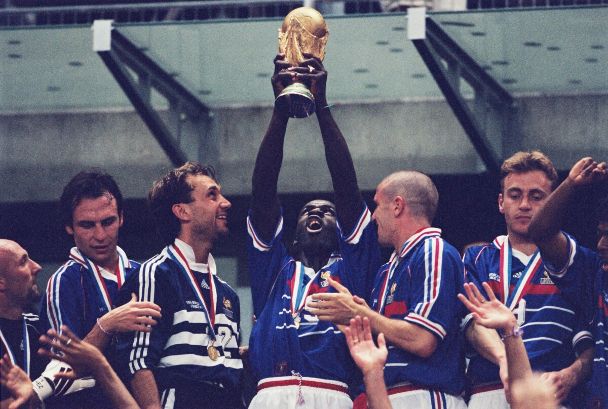 Photo : Lilian Thuram et l'équipe de France, champions du monde 1998 ...