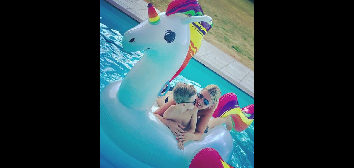 Photo : Amélie Neten et son fils Hugo à la piscine - 27 juillet 2018 ...