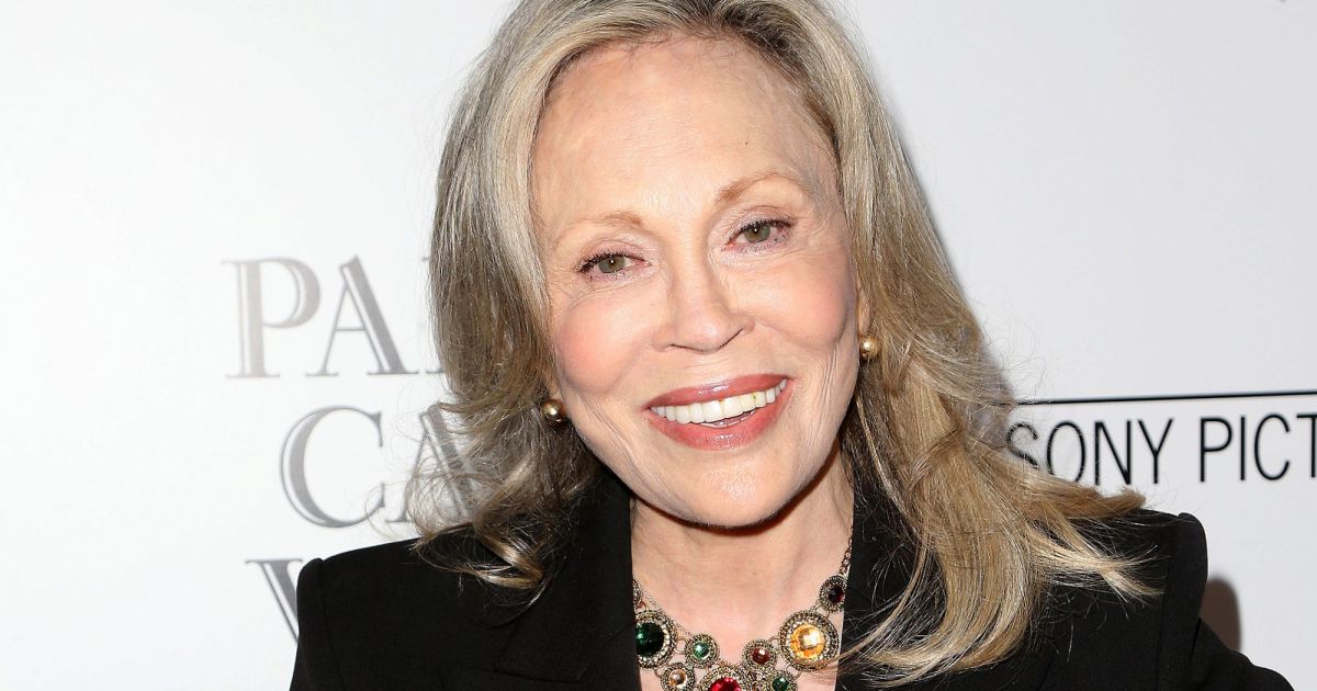 Faye Dunaway lors de la première de ''Paris Can Wait'' au Silver Screen ...