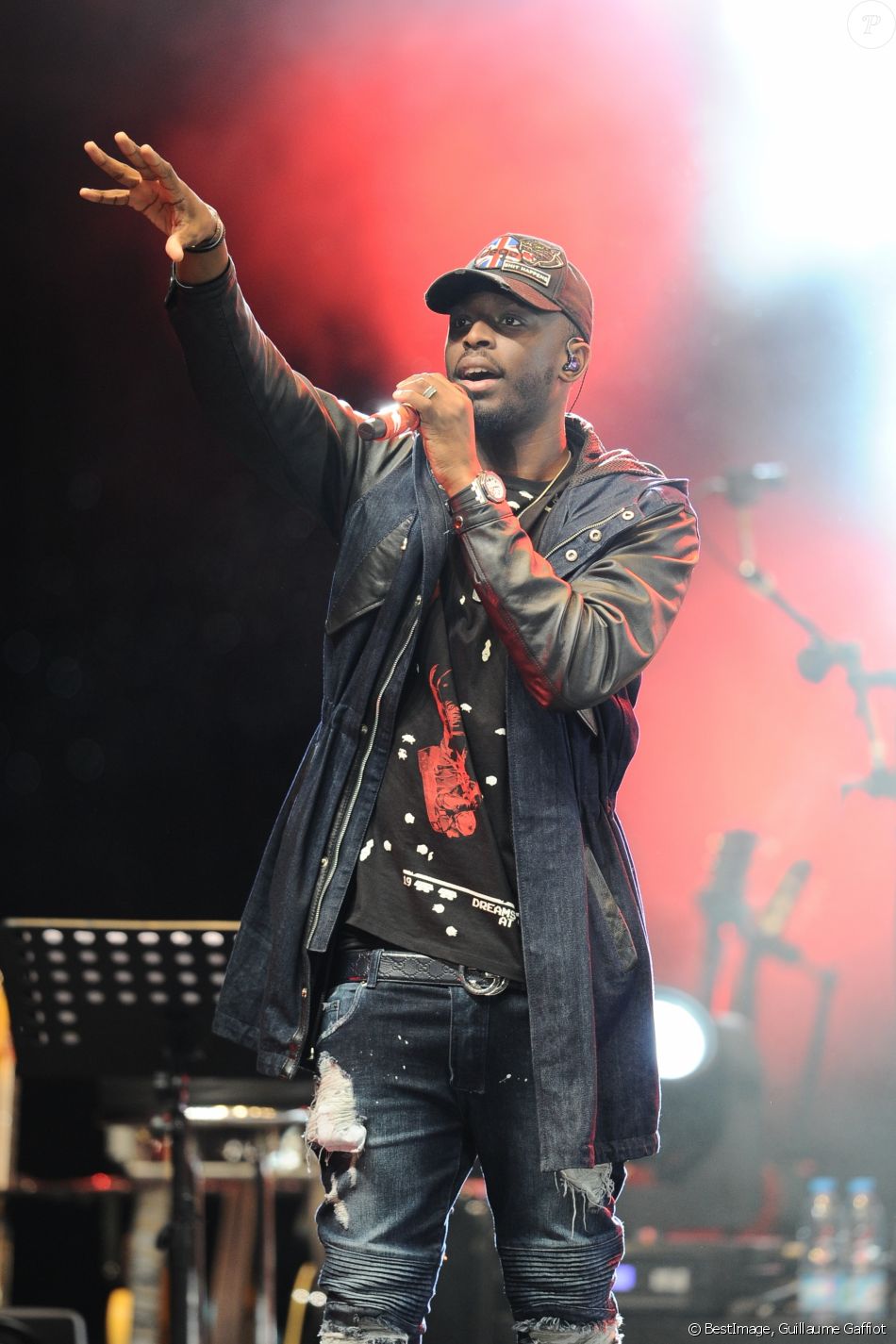 Le rappeur Dadju lors de la 7ème édition du concert caritatif Leurs ...