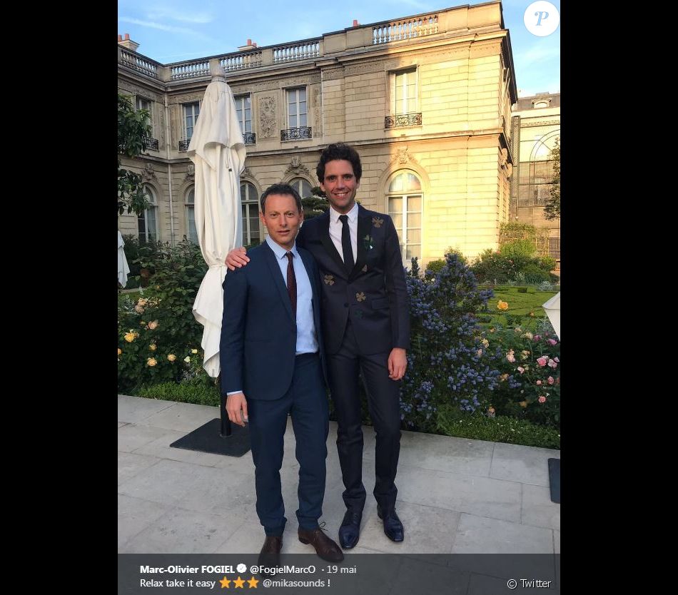 Marc-Olivier Fogiel pose avec Mika dans les jardins de l'Elysée, à l ...
