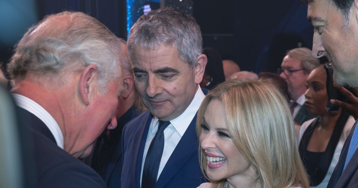 Le prince Charles avec Rowan Atkinson et Kylie Minogue lors de la ...