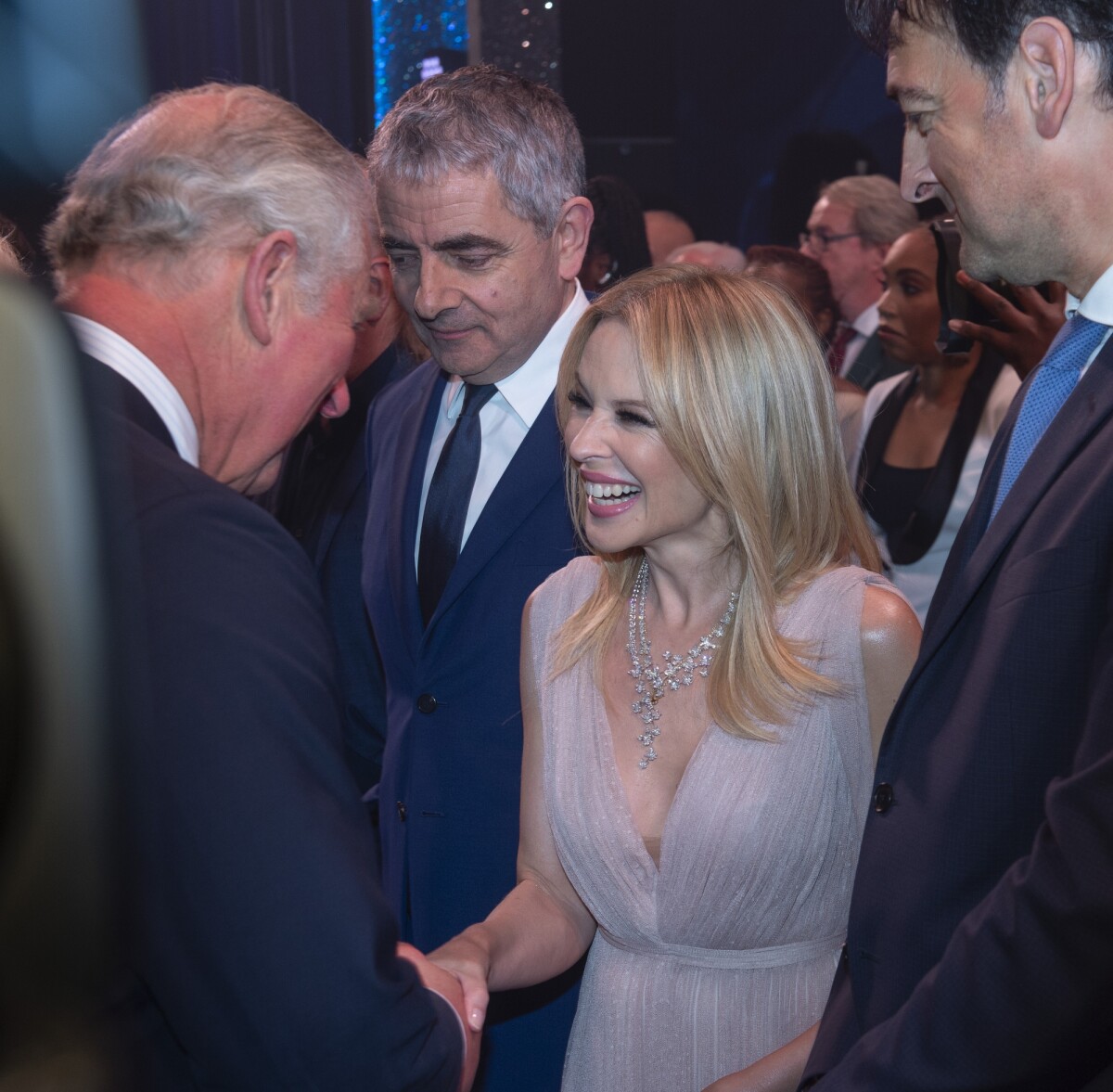 Photo : Le prince Charles salue Rowan Atkinson puis Kylie Minogue lors ...